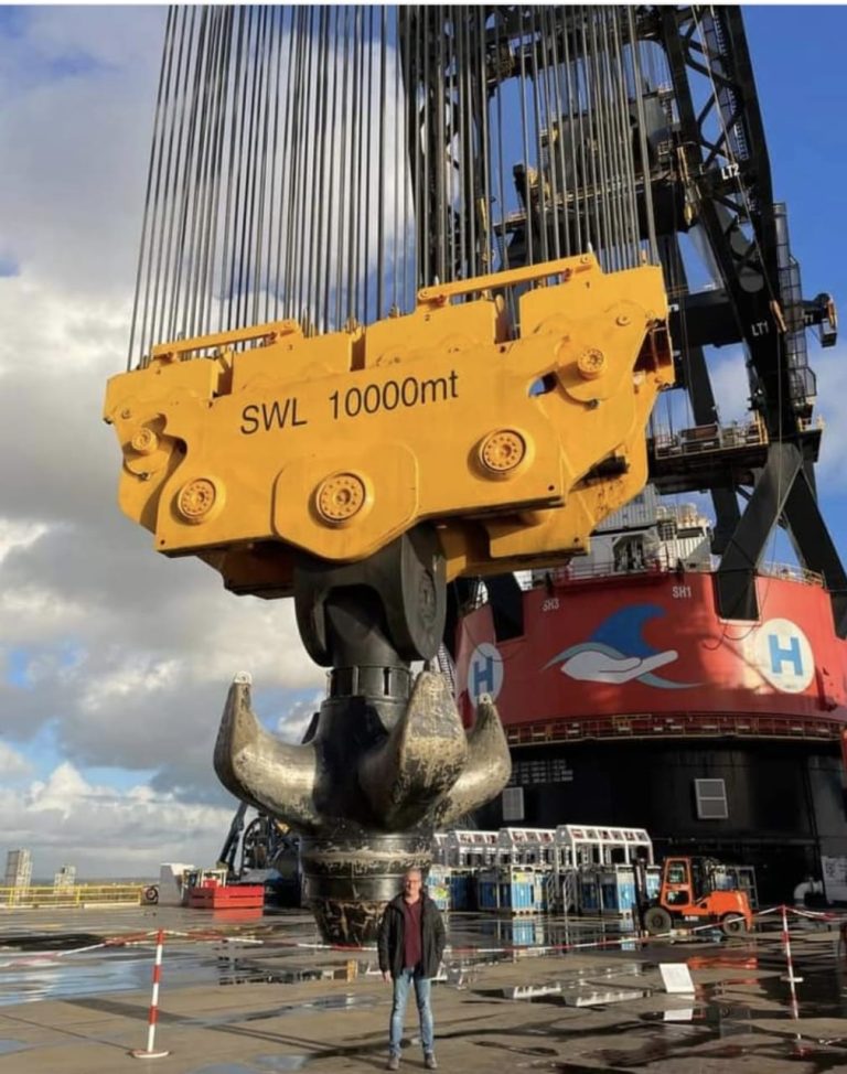 Sleipnir-Main hooks of the world's largest semi submersible crane ...